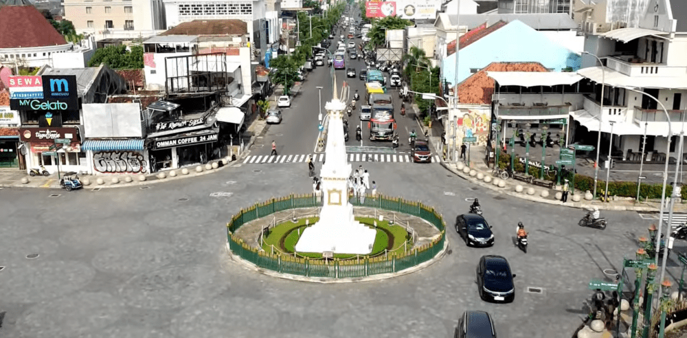 Tugu Jogja, The Symbol Of People's Unity In Yogyakarta - YogyakartaTour.com