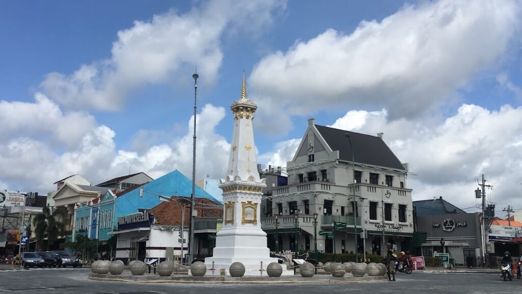 Tugu Jogja, The Symbol Of People's Unity In Yogyakarta - YogyakartaTour.com